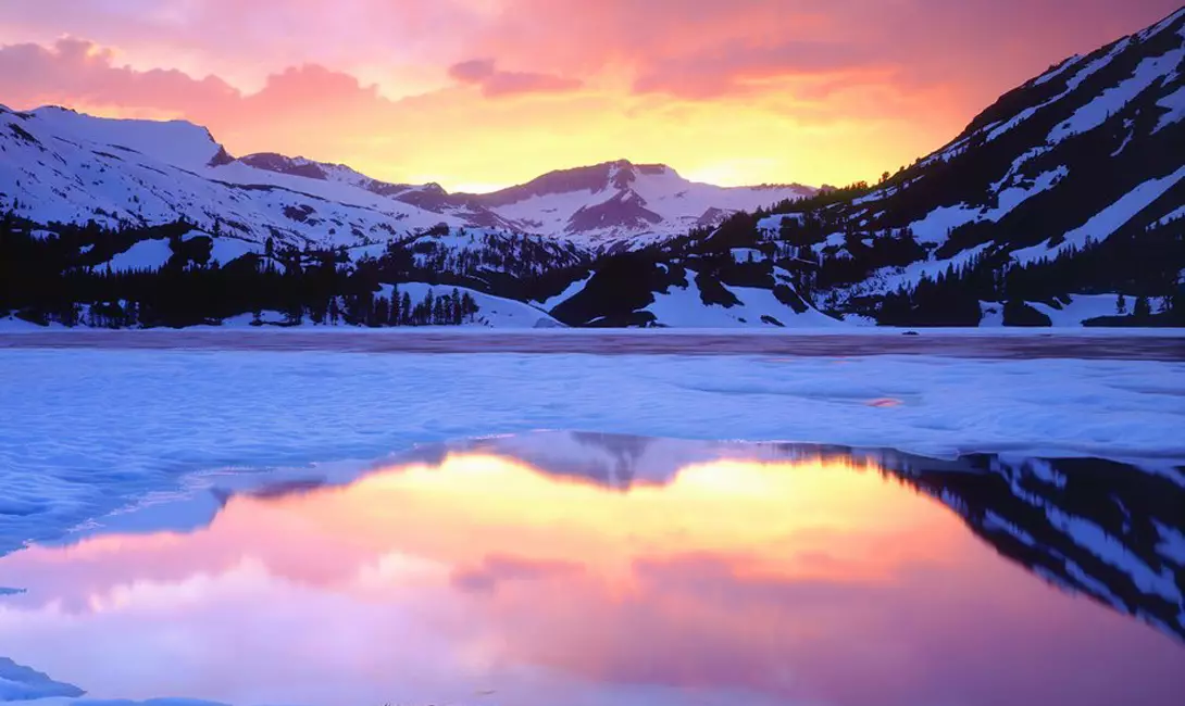 Lake Ellery, Califórnia As águas cristalinas do Lago Ellery, o cenário alpino e a proximidade com o Parque Nacional de Yosemite tornaram o lago um destino popular para acampamentos e pesca.