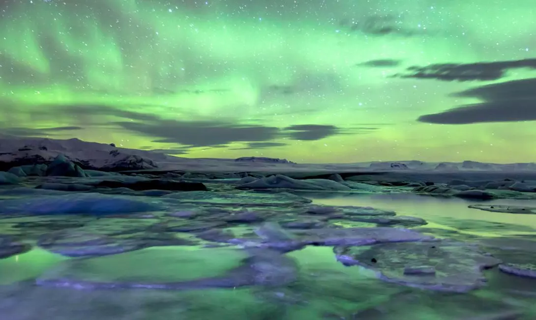 Jokulsadlon Island Jokulsadloni järve äärset liustikku ja selle lähedal asuvat külmunud randa peetakse üheks riigi peamiseks imeks. Must vulkaaniline liiv on vastandatud jääplokkidega, mis katavad valge rannaga kogu ranniku. Ja just selleks, et õhtu lakkaks olemast - see kõik peegeldab taevasse levinud virmalisi.