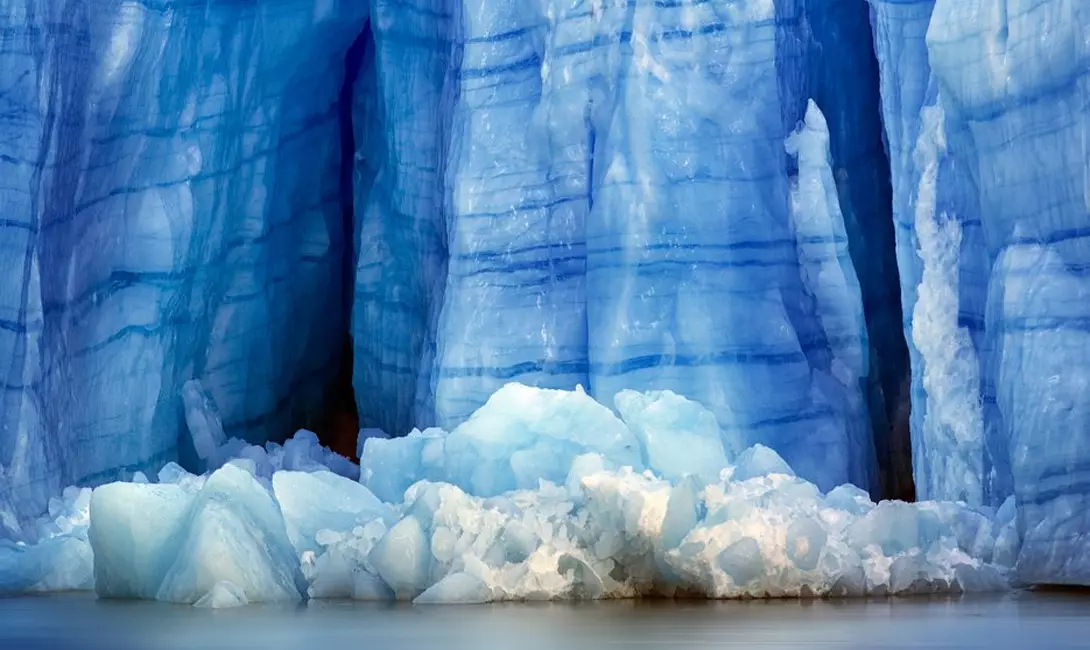 El llac gris de la Patagònia de Xile, situat al sud de Xile, és considerat una de les reserves naturals més grans del món. Els enlluernadors llacs blaus de la regió i les enormes glaceres atrauen milers de turistes. La destinació més atractiva del viatge és el llac Seroe, les aigües de plom de les quals són especialment alienes a l’hivern.