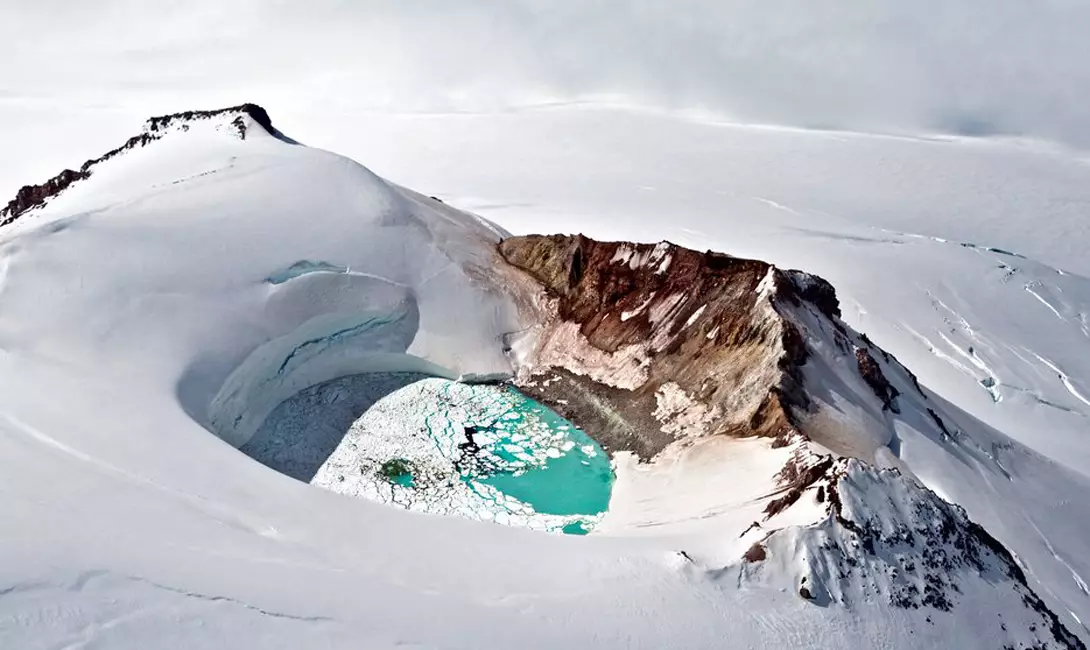 Mount Douglas Alaska Mount Douglas és un estratovolcà situat a l'extrem sud d'Alaska. El llac del seu cràter podria passar per un centre sanatori: l’acidesa i la temperatura de l’aigua són molt adequades aquí.