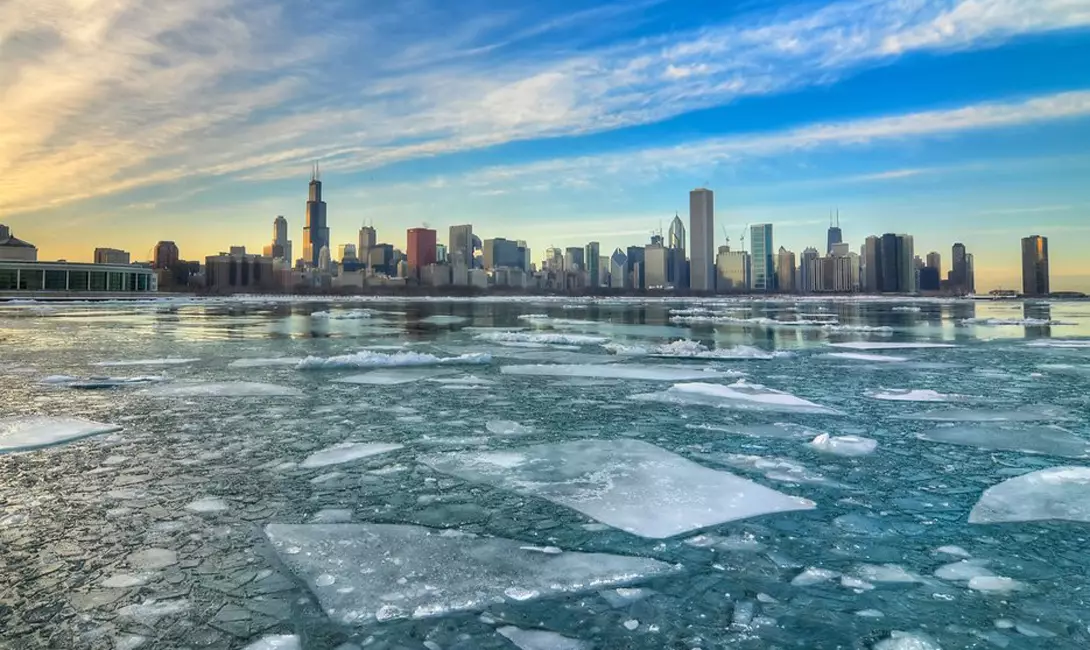 Lago Michigan Illinois Vale a pena sair desse lago em qualquer época do ano. No verão, vários festivais de música são frequentemente realizados em suas margens e, no inverno, o lago é coberto por blocos de gelo flutuantes, surpreendentemente parecidos com os raios brilhantes do sol.