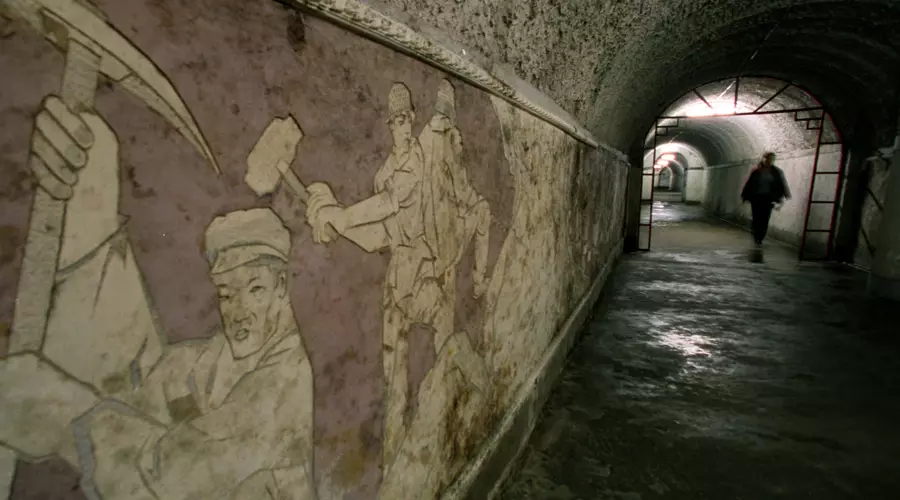 Underground Beijing Yn 'e 1960's en 1970's wie de bedriging fan nukleêre oarloch foar Sina frijwat echt. Se besletten in gigantyske opfang te bouwen ûnder de haadstêd. Yn feite soe it definiearjen as gigant leaver in understatement wêze: in miljoen Sinezen koene hjir seis moannen wenje sûnder spesjale problemen te hawwen mei iten en krappe omstannichheden. D'r wie sels in bioskoop mei in iisbaan!