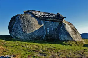 Crazy houses, one of which is perplexing