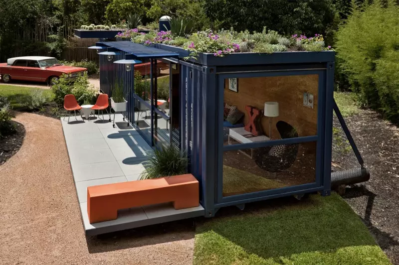 Container Poteet Architects has transformed an ordinary shipping container into a house. A large iron box used for the transport of goods was equipped with air conditioning, a bathroom, panoramic windows and furnished. The owners use the space as a guest house, as well as a study and resting place.