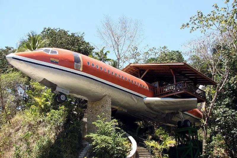 The plane The decommissioned plane from the airport dump in San Jose, the designers transported to the jungle of Costa Rica and made a mini-hotel out of it. A 1965 Boeing was lifted onto a specially designed platform 50 meters from the ground. On board the aircraft there are two bedrooms, two bathrooms, a dining area and a spacious terrace equipped on the wing.