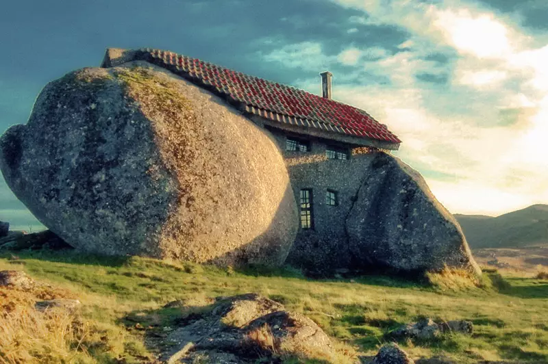 Boulders In the north of Portugal, not far from the town of Fafe, there is a house that looks more like the dwelling of some gnomes from a fairy tale. The structure consists of three huge boulders, united by stone walls and covered with a tiled roof. The unique structure was erected in 1973. Due to the fact that many tourists constantly crowd around the building, no one lives in the house at present.