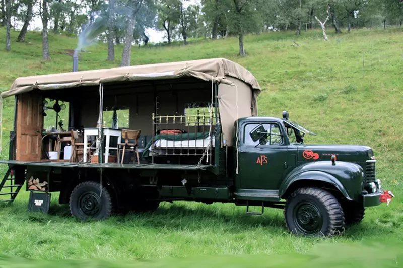 Fire Truck En ale Pompjee gouf vun engem gewësse Walter Micklethwaite an e Mini-Hotel ëmgewandelt. Den 1954 Auto gouf am schottesche Cairngorms National Park geparkt an ausgestatt mat engem minimale Set Miwwelen a Kichegeschir. D'Käschte vun enger Iwwernuechtung am Camion kaschten 130 Pond fir zwee.