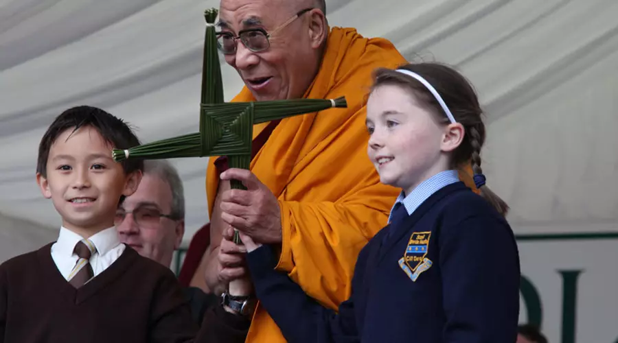 Cross of Saint Brigitte Ena ke e 'ngoe ea matšoao a khale ka ho fetisisa a Ireland. Leha e le taba ea hore e amana haufi-ufi le Bokreste, metso ea lets'oao e lutse litšomong tsa khale tsa letsatsi. Ka kakaretso, qalong sefapano se ne se bitsoa Imbolc mme se supa letsatsi la tlhoekiso le khalalelo, letsatsi la molimotsana e mocha oa ka ho sa feleng Brig. Bakreste ba ile ba mo tloaela litlhoko tsa bona mme ba fetola molimotsana eo hore e be Mohalaleli Brigitte.