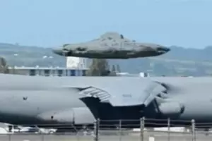 OVNI arrasa com um avião de passageiros: ufologistas mostraram um vídeo estranho