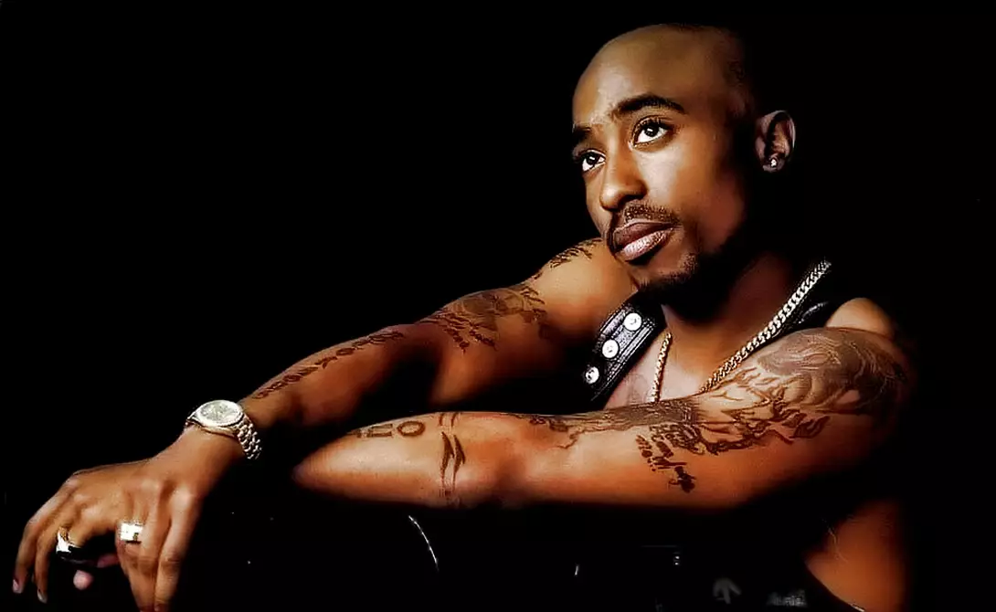 Tupac Shakur và cái chết kỳ lạ của ông vào ngày 7 tháng 9 năm 1996 Nhìn bề ngoài, cái chết của Tupac Shakur không có vẻ gì là lạ - đúng hơn, đó là điều tự nhiên. Một tay xã hội đen, tham gia vào những hành động đen tối, đọc đoạn kể lại về xã hội đen đơn giản của mình và chết như một tay xã hội đen thực sự - vì một viên đạn. Tuy nhiên, bất chấp vụ án mạng diễn ra ở một nơi đông người, cảnh sát không thể thu hút được một nhân chứng nào. Cô cũng không thể tìm thấy những kẻ tình nghi. Cho đến nay, có một truyền thuyết giữa các cư dân Hoa Kỳ rằng Tupac Shakur thực sự sống sót - anh ta chỉ chạy trốn khỏi các vấn đề với luật pháp.