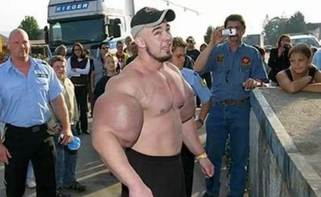 Sécurité Après injection, le synthol est dégradé à 30 % par les enzymes et excrété de la manière habituelle. Imaginez ce coup au foie et aux reins ! Mais jusqu'à 70% restent dans le corps pendant longtemps, pendant huit ans. Chris Clark affirme que le synthol est absolument sans danger pour les humains. En réponse, les médecins montrent d'innombrables clichés de muscles cousus : lors du pompage, déjà saturé de sang, les fibres sont simplement déchirées en morceaux.