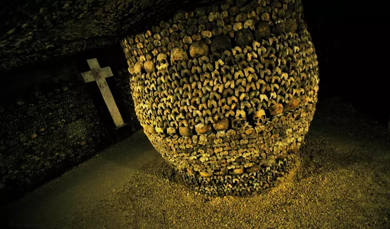 Paris Catacombs Ahir abad ka 18 mangrupikeun waktos anu sesah pikeun Paris anu langkung seueur. Tingkat maotna anu tinggi nyababkeun ngeusian sadaya kuburan di sakurilingna: pihak berwajib kedah ngadesek mutuskeun naon anu kedah dilakukeun sareng anu maot. Pertambangan anu ditinggali, tempatna pas di jero kota, tadina ukur ukur saheulaanan - tapi, sakumaha anjeun terang, teu aya anu langkung permanen tibatan solusi samentawis. Ngan dina sataun satengah, jumlah mayit anu dikubur di dieu langkung genep juta. Kuburan mimiti ngalegaan, ngajantenkeun aranjeunna dina waktos anu singget janten labirin pati nyata. Bayangkeun legana sababaraha ratus kilométer pasagi, lengkep dieusian ku maot. Ayeuna bagian leutik tina catacombs ieu kabuka pikeun wisatawan, tapi jalan anu ngalir kana jero aya dina panangtayungan serius.