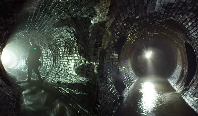 London Underground Labyrinths bawah tanah munggaran anu ngali di handapeun London dua rebu taun ka pengker. Aranjeunna tumuh sareng ngembangkeun sareng kota, tetep panyumputan terakhir pikeun jalma miskin, maling, pembunuh sareng anu maot. Kumuh London klasik di abad ka-16 ditingalikeun ka wisatawan kalayan harga sakedik - tikét sapertos kitu tiasa dipésér di lembaga mana waé. Upami anjeun usaha sakedik sareng nyobian milari pitunjuk lokal, anjeun tiasa langkung jero, tapi hadiah pikeun panasaran bakal ditingalkeun kamar panyiksaan, sésa-sésa gubug anu kabeuleum komo awak mummified.