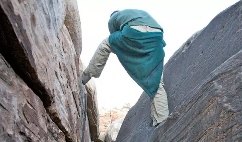 Laberinto del estado de Utah El rincón más remoto del Parque Nacional Canyonlands rara vez recibe turistas. Quienes llegan allí lo hacen con un solo propósito: probar suerte en el laberinto natural. Es uno de los senderos más desafiantes del mundo, lleno de barrancos sin salida y caminos circulares. En cualquier época del año, existe un riesgo muy alto de desprendimiento de rocas e incluso inundaciones. Solo el año pasado, diez personas desaparecieron aquí; era simplemente imposible encontrarlas en una zona así.