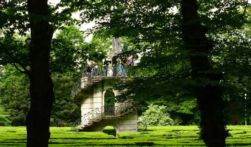 Labyrinth der Villa Pisani Dieses Labyrinth gilt als eines der schwierigsten der Welt. Hier können Besucher stundenlang umherirren, bis sie verzweifelt um Hilfe rufen. Der Legende nach gelang es Napoleon Bonaparte, sich hier zu verirren, nachdem er mit einem seiner Generäle gestritten hatte, dass er das Rätsel in einer Stunde lösen würde. In der Mitte dieses Labyrinths findet der glückliche Reisende einen einzigartigen Turm aus dem 18.