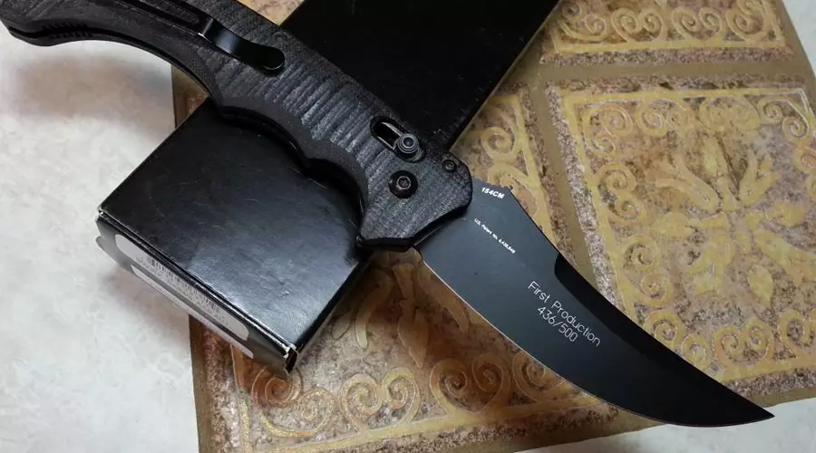 Benchmade 8600BK Bedlam Το μαχαίρι φαίνεται αρπακτικό. Perhapsσως, στον κόσμο δεν υπάρχουν τόσες πολλές μάρκες με όπλα, οι ειδικοί των οποίων αφιερώνουν τόσο πολύ χρόνο στο ύφος και τη γενική αντίληψη του μαχαιριού. Η λαβή γίνεται κατάφυτη με τη λεπίδα σε κλάσματα του δευτερολέπτου, απλά πρέπει να μετακινήσετε το δάχτυλό σας. Μήπως σε κάποιον τα 6 εκατοστά φαίνονται επιπόλαια; Μάταια. Δοκιμάστε το Benchmade, δεν θα το μετανιώσετε.