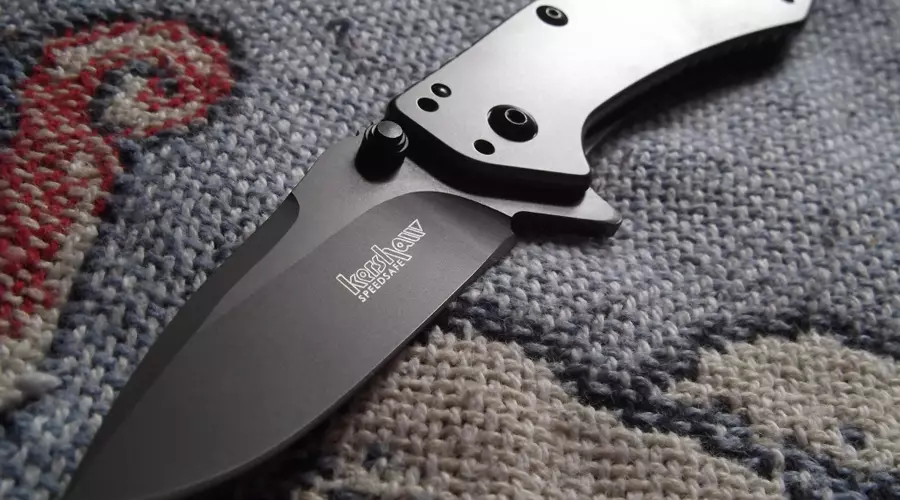 Kershaw Cryo Iki cyuma cyihariye kirasabwa kubatangiye. Cryo ntabwo ihendutse, ariko ikozwe neza. Icyuma gikozwe mu byuma byo mu rwego rwa 8Cr13MoV, ikiganza gitwikiriwe na titanium - gihura mu ntoki nkaho kavukire. Gusa gufata ni uko buto yo gufunga yashyizwe hafi yimikorere.