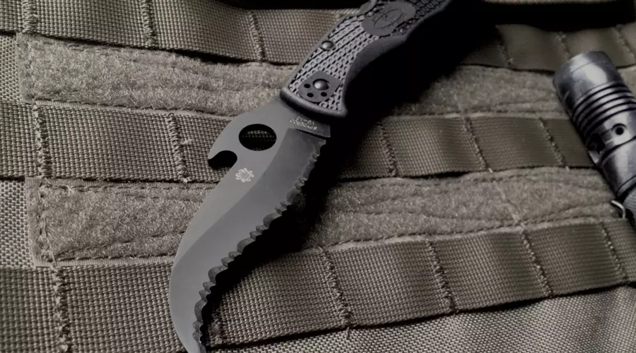 Spyderco Matriarch Για μερικά χρόνια, οι υπάλληλοι γραφείου και οι λάτρεις του ποδοσφαίρου ονειρεύονταν μαχαίρια καραμπίτ τα βράδια. Ειλικρινά, μια τέτοια λεπίδα δεν θα λειτουργήσει για αρχάριους - αλλά αν είστε τουλάχιστον λίγο εξοικειωμένοι με την πρακτική της χρήσης μαχαιριού, τότε η επιλογή έχει ήδη γίνει για εσάς. Το Spyderco Matriarch έχει σχεδιαστεί με γνώμονα τους αστικούς χώρους, χωρίς να χρειάζεται να κουνιέται δυνατά για να χτυπήσει τον εχθρό. Θα φτάσετε με την άκρη και, στη συνέχεια, δείτε τι θα γίνει με το δέρμα και το κρέας του εχθρού οδοντωτά στη λεπίδα.