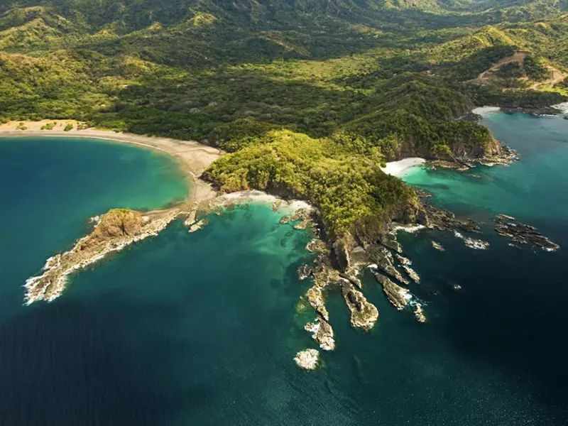 Manuel Antonio, Kosta Rika Zona: 6.81 km² Manuel Antonio është një nga parqet më të vogla kombëtare. Pavarësisht nga zona e vogël, brenda parkut mund të gjeni pyje tropikale të shiut, plazhe dhe koka shkëmbore. Parku është shtëpia e 184 llojeve të shpendëve dhe 109 llojeve të gjitarëve, duke përfshirë simbolet lokale si përtacia, iguana dhe majmunët ulëritës.