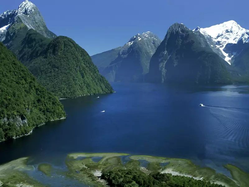 Fiordland, New Zealand Område: 12.500 km² New Zealands største nationalpark dækker det meste af den bjergrige sydvestlige del af Sydøen. Et af New Zealands mest utilgængelige områder er hjemsted for utrolige fjorde, vandfald og bjergkæder. Fiordland -bjergene er blandt de vådeste regioner på planeten. Parken er hjemsted for sæler, tyknæbede pingviner, sjældne fuglearter samt verdens største koloni af sorte koraller.