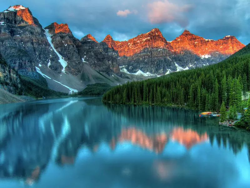 Banff, Canada Område: 6641 km² Parken ligger 110-180 km vest for byen Calgary i provinsen Alberta. Gletsjere, ismarker og gletsjersøer, tætte nåleskove og alpine landskaber tiltrækker hvert år millioner af turister til parken. Parken er hjemsted for 56 arter af pattedyr, hvoraf mange kan ses med en kikkert. I midten af ​​parken er den højeste bosættelse i Canada, byen Banff, der ligger i en højde af 1463 m over havets overflade.