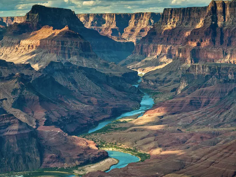 Grand Canyon, SAD Površina: 4927 km² Jedan od najstarijih nacionalnih parkova u Sjedinjenim Državama koji se nalazi u državi Arizona. Glavno blago nacionalnog parka je klisura rijeke Colorado. Duljina mu je 350 km, a dubina doseže 1900 metara. Kanjon je nastao tijekom otprilike 10 milijuna godina: ovdje su zastupljene čak 4 geološke ere Zemlje. Kanjon je ispunjen brojnim liticama najnevjerojatnijih oblika, koji podsjećaju na kule, piramide i hramove.