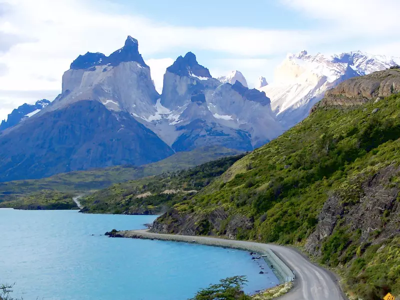 Torres del Paine, Χιλή Περιοχή: 2.420 km² Το πάρκο βρίσκεται 140 χιλιόμετρα βόρεια της πόλης Puerto Natales, στη νότια Χιλή. Τα σύμβολα του πάρκου είναι πολυάριθμα βουνά, το ύψος των οποίων μπορεί να φτάσει τα 3000 μέτρα, παγετώνες, φιόρδ και λίμνες. Το υψηλότερο σημείο στο πάρκο είναι το όρος Peine Grande, το οποίο έχει ύψος 3.050 μέτρα. Ένα άλλο χαρακτηριστικό γνώρισμα του πάρκου είναι μια μεγάλη ποικιλία πανίδας: 118 είδη πτηνών και 26 θηλαστικά ζουν εδώ, συμπεριλαμβανομένων των γκουανάκου, πουμά, ελαφιών των Άνδεων και αλεπούς της Νότιας Αμερικής. Σχεδόν όλα τα τοπία της Παταγονίας συλλέγονται στο έδαφος του πάρκου.