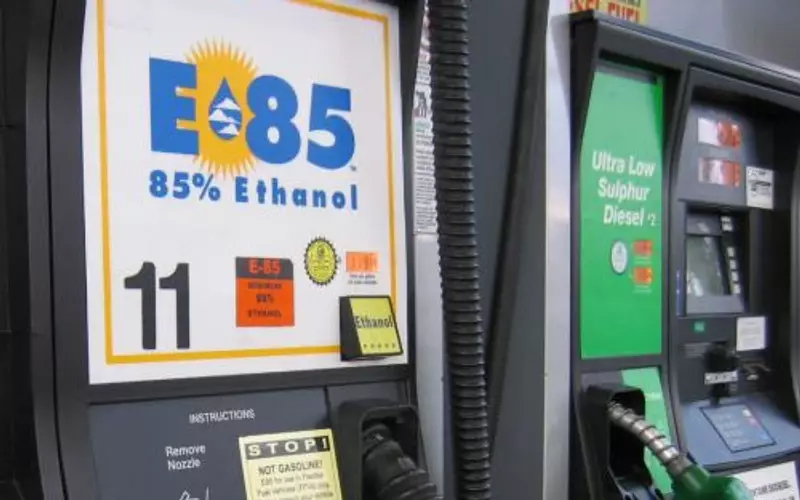 Ethanol Ethanol se ukázal jako ekologická alternativa k benzínu. Podle vědců ze Stanfordovy univerzity auta se směsí ethanolu a benzínu přispívají ke zvýšení hladiny dvou karcinogenů v atmosféře - formaldehydu a acetaldehydu. Použití ethanolu jako paliva navíc zvýší hladinu atmosférického ozónu, což i při nízkých koncentracích vede ke všem druhům plicních onemocnění.