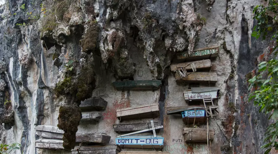 Doodskisten op de rotsen De Shian-Guan-ceremonie zonder klimmers is simpelweg onmogelijk. In de Filippijnen, China en Indonesië verrijzen hangende doodskisten op steile kliffen.