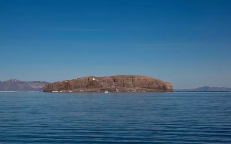 Hans Island Territorial Sträit: Kanada an Dänemark Fir vill Joren konnte Kanada an Dänemark dës kleng onbewunnt Insel am Zentrum vun der Kennedy Strooss net deelen. D'Kontroverse staamt aus den 1980er Joren, wéi Séifuerer aus béide Länner Drénkfläschen op der Insel hannerlooss hunn, an domat hir Territoiren markéiert hunn. Dës Period ass an d'Geschicht gaang als de "Fläschekrich". D'Spannunge sinn an de fréien 2000er eropgaang wéi d'Dänen hire Fändel vun hirem Land op der Insel geplanzt hunn, wat d'Kanadier verréckt rosen huet. Am Juli 2005 huet d'kanadesch Navy geäntwert andeems de "feindleche" Fändel erofgesat gouf an e Fändel mat engem kanadesche Ahornblat installéiert gouf. Am Joer 2012 sinn béid Säiten zu enger wierklecher Solomon Entscheedung komm fir d'Insel an zwee gläich Deeler ze deelen.