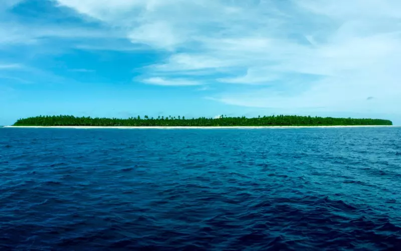 Ang Swains Island Territorial Dispute: USA ug New Zealand Ang Swains Island usa ka atoll nga nahimutang sa Kadagatang Pasipiko sa amihanan sa Samoa. Administratibong bahin kini sa American Samoa. Sa heyograpiya, kini iya sa Tokelau, usa ka nasaligan nga teritoryo nga gimandoan sa New Zealand. Ang isla adunay puy-anan sa 37 ka tawo, nga sa panguna moapil sa koleksyon sa mga lubi. Kaniadtong 1856, ang Amerikanong si Eli Hutchison Jennings nagtukod usa ka plantasyon sa lubi sa isla, giingon nga napalit niya ang mga katungod sa atoll gikan sa kapitan sa Britain nga si Turnbull. Ang iyang pamilya ang tag-iya sa isla hangtod kaniadtong 1925, sa diha nga ang Swains nailalom sa hurisdiksyon sa American Samoa. Kaniadtong Marso 25, 19981, giila sa New Zealand ang soberanya sa Amerika sa Swains Island, apan usa ka referendum kaniadtong 2006 gibalik kini sa Tokelau, sa ato pa. New Zealand.