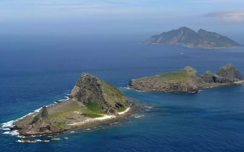 Senkaku Islands (Japan) / Diaoyu Islands (China) Territorial Dispute: Tsina ug Japan Ang Senkaku gimandoan sa Japan sukad 1895, apan ang gobyerno sa China nag-angkon nga tag-iya sila gikan sa ika-14 nga siglo. Kaniadtong 2010, usa ka Chinese fishing boat ug usa ka Japanese bantay sa baybayon ang nagbangga duol sa mga isla, nga nagbutang usa ka seryoso nga sumbanan sa diplomasya. Sa ulahi, ang parehong superpower sa Asia nagpagawas mga opisyal nga dokumento nga nagpamatuod sa ilang mga pag-angkon. Kaniadtong Abril 22, sa tigum sa mga pinuno sa mga nasud sa Asya ug Africa sa Indonesia, ang Presidente sa Tsina nga si Xi Jinping, ug ang Punong Ministro sa Japan nga si Shinzo Abe, nagpahigayon og 30 minuto nga dayalogo. Sa dagan niini, ang pangutana sa gidangatan sa mga isla tingali wala gibangon, apan tingali kini nga miting makatabang sa luwas nga kini masulbad sa umaabot.