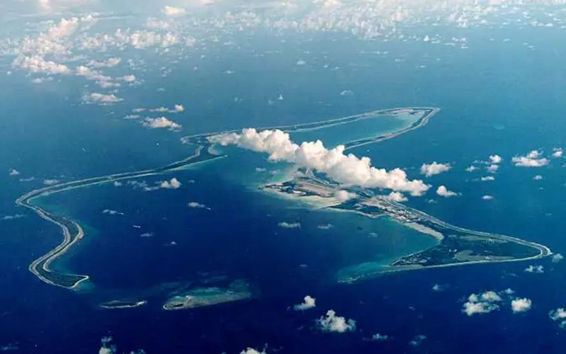 Chagosöarnas territoriella tvist: Storbritannien och Mauritius Chagosöarna är en grupp med sju atoller som omfattar över 60 öar i Indiska oceanen. Fram till 1700 -talet var öarna en del av den afrikanska östaten Mauritius, och sedan började franska kolonister anlända dit. År 1810 avgav fransmännen sina rättigheter till öarna till Storbritannien, som beslutade att bilda ett brittiskt territorium i Indiska oceanen. År 1971 hyrde britterna Diego Garcia -atollen till USA för att bygga en militärbas där och driva lokalbefolkningen ur denna enda bebodda del av Chagosöarna. År 2010 förklarade den brittiska regeringen skärgården som ett marint reservat, tydligen för att hindra lokalbefolkningens försök att återvända till öarna. Mauritius har i sin tur väckt åtal mot Storbritannien i enlighet med FN -konventionen. För närvarande har ärendet nått den internationella skiljedomstolen, där representanter för båda staterna är ansvariga inför FN -domstolen i stängda utfrågningar om lagligheten av det marina reservatet.