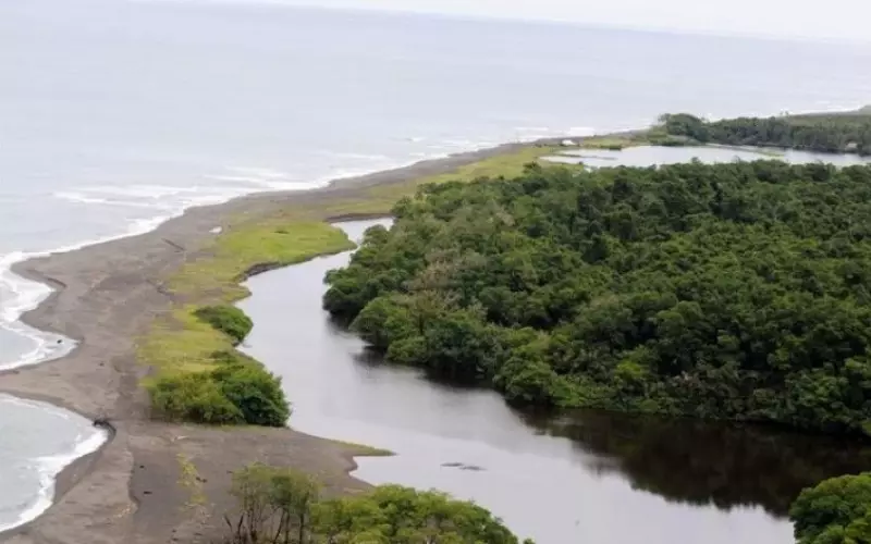 Panaglalis sa Teritoryo sa Calero Island: Nicaragua ug Costa Rica Ang Nicaragua ug Costa Rica naglalis sa tag-iya sa isla sa Calero sa duha ka gatus ka gatus nga siglo. Kaniadtong Nobyembre 2010, gisubli sa Nicaragua ang pag-angkon niini sa isla, nga nagpanghimatuud sa mga pag-angkon niini sa mga mapa sa Google nga sayup nga nagtimaan sa Calero nga bahin sa Nicaragua. Kaniadtong 2011, nagdesisyon ang International Court of Justice nga ang parehas nga mga nasud kinahanglan nga likayan ang pagbutang sa mga sibilyan ug pwersa sa seguridad sa isla, apan ang Costa Rica mahimong magpadala mga ekspedisyon didto nga naghisgot sa mga isyu sa kalikopan. Sukad niadto, ang mga tensyon taliwala sa duha nga mga nasud sa Central American nagtubo lamang. Ang mga sumbong nga akusasyon sa iligal nga pagsulong sa isla nagdugang sugnod sa sunog.