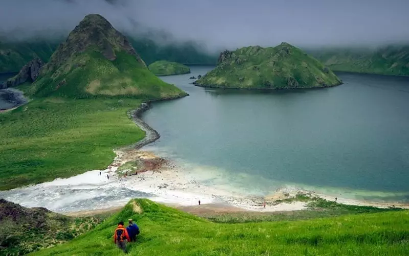 Mtsutso Wachigawo cha Kuril Islands: Russia ndi Japan Atakhazikitsa mgwirizano pakati pa mayiko, Russia ndi Japan mu 1855 adasaina mgwirizano kuti Japan ilandila zilumba za Etorofu ndi Kunashir. Koma kumapeto kwa nkhondo yachiwiri yapadziko lonse, USSR idathamangitsa achi Japan onse pazilumbazi. Mu 1951, kutsatira Pangano la Mtendere ku San Francisco, Japan idayenera kusiya zonse zomwe zidanenedwa kuzilumbazi, koma mwachiwonekere sanatsatire lamuloli. Mu 2006, sitima yapamadzi yaku Russia idatsegula sitima yaku Japan posodza mosaloledwa pagombe lazilumba zomwe zimatsutsana. Mu February 2015, patchuthi choperekedwa kumpoto kwa Land of the Rising Sun, Prime Minister waku Japan a Shinzo Obe adalonjeza kumasula zilumbazi kuulamuliro waku Russia. Zilumbazi zikugwiritsidwa ntchito ndi asitikali aku Russia pophunzitsa.