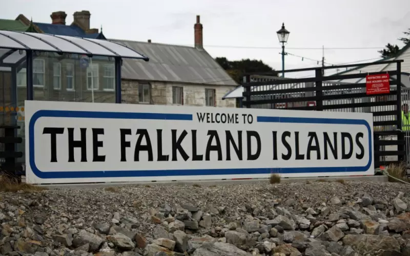 Perselisihan Teritorial Kepulauan Falkland: Inggris Raya lan Argentina Kepulauan Falkland kasusun saka loro Falkland Kulon lan Timur Wetan) lan 776 pulau lan watu cilik. Pulo kasebut ana ing pamrentahan mandhiri, sanajan kasunyatane minangka wilayah Inggris ing jaban rangkah. Inggris nguwasani pulau-pulau kasebut ing taun 1833, lan wiwit iku Argentina kanthi rutin nyoba nantang kasunyatan kasebut. Ing taun 1982, Argentina ngluncurake invasi gagal ing pulau-pulau sing dikenal minangka Perang Falklands. Ora suwe, Sekretaris Pertahanan Inggris Michael Fallon ngumumake manawa Inggris ngrencanakake nguatake langkah-langkah kanggo nguatake kepulauan kasebut. Sanalika, Argentina jelas ora bakal nyerah lan menehi wong Inggris apa sing diarani Kepulauan Malvinas tanpa gelut.