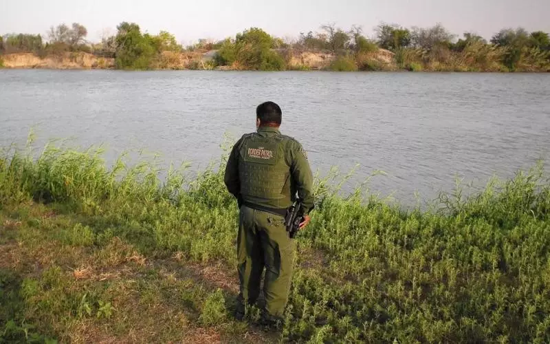 Inselen Vukovar a Sharengrad Territorial Sträit: Kroatien a Serbien Béid Insele sinn op der Donau, déi d'Grenz tëscht Serbien a Kroatien ass. An deenen Deeg wou Jugoslawien nach existéiert hunn, gehéieren d'Inselen zu Kroatien. Awer wärend dem kroateschen Onofhängegkeetskrich (1991-1995) ware se vun der serbescher Miliz besat. Am Joer 2004 huet Serbien hir Truppe vun den Insele zréckgezunn, awer se duerch d'Police ersat, behaapt datt hir Rechter op d'Insele gerechtfäerdegt sinn duerch d'Tatsaach datt se méi no bei der serbescher Küst waren. Ausserdeem, laut der international unerkannter Grenz, Vukovar a Sharengrad sinn Deel vu Kroatien.