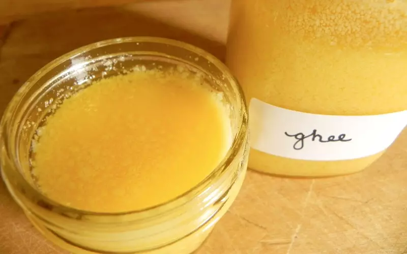 Ghee Ghee estas farita per degelo de butero kaj drenado de lakta proteino kaj lakta sukero el miksaĵo. Poste la restanta butero varmiĝas en vakuaj kaldronoj por vaporiĝi la akvon. Graso senakvigita tiel ne bezonas fridujon kaj povas esti konservita por ĉiam, se vi konservos ĝin en hermetika ujo. Ghee estas bonega anstataŭaĵo por regula butero, ĉar ĝi enhavas grandan kvanton da gras nesolveblaj vitaminoj. Ekzemple, A-vitamino, E-vitamino kaj D.-vitamino.