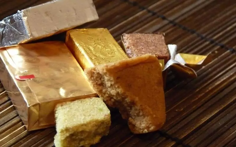 Cubos de caldo Un cubo de caldo é un caldo de verduras ou carne comprimido e concentrado que se deshidrata durante o proceso de cocción. O alto contido en sal de mesa e glutamato monosódico permítelle almacenar cubos de caldo de forma indefinida. Non obstante, este produto é moi sensible ás condicións de almacenamento e non soporta unha alta humidade.