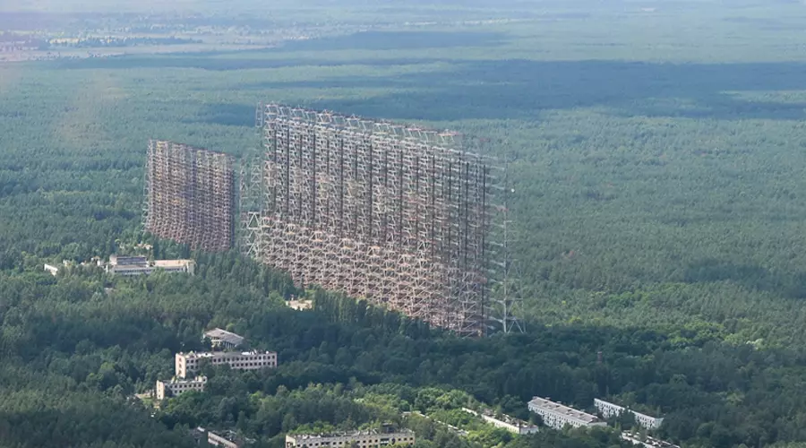 Stacja Czarnobyl-2 W 1985 roku wybudowano monumentalną nadhoryzontową stację radiolokacyjną „Duga”. Obiekt ten był wymagany do wykrywania możliwych odpaleń międzykontynentalnych rakiet balistycznych. Anteny wznoszą się na wysokość 150 metrów, a cały teren kompleksu to aż 160 kilometrów. Po wypadku w elektrowni atomowej w Czarnobylu stacja musiała zostać opuszczona, a dziś obiekt o nazwie „Czarnobyl-2” pozostaje tylko przynętą dla odważnych turystów.