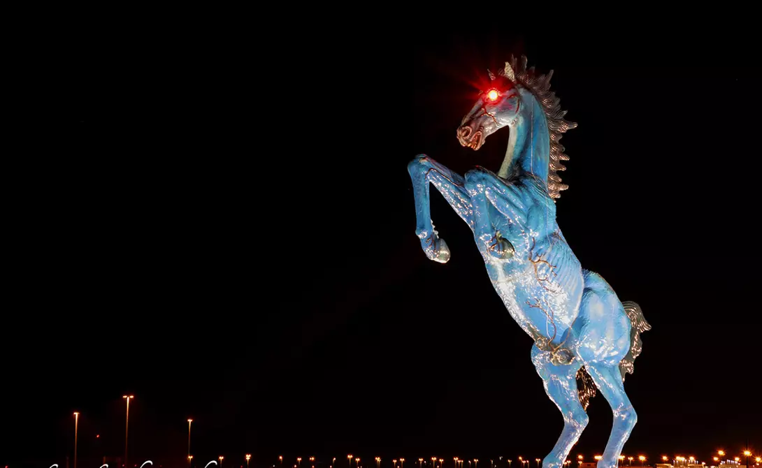 Bloe Mustang Wou et steet: Denver, USA Auteur: Luis Jimenez Soubal d'Awunner vun der Stad se net nennen, déi verréckt Statu opgeriicht vum berühmten Jimenez direkt um internationale Terminal vum Denver Fluchhafen. De Spëtznumm "Blucifer" kléngt am mëllsten - kuckt just op dëst Monster! De Luis Jimenez ass gestuerwen wärend dem Bau vun dësem schrecklechen Monument, wat natierlech de "Blue Mustang" Popularitéit net ginn huet.