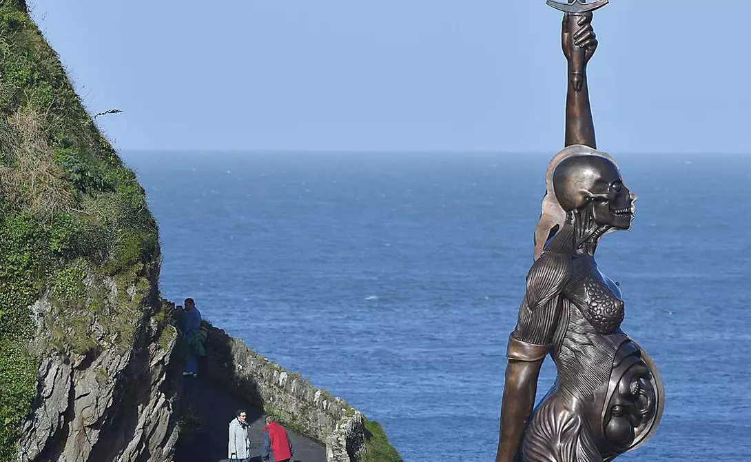 Egia Non dagoen: Ilfracombe, Ingalaterra Egilea: Damien Hirst Justiziaren Jainkosaren estatua enkarnazio modernoa Damien Hirst jeinu goibelaren interpretazioan. eskulturaren instalazioa. Beno, oso ulergarriak dira: ezpata eta ezkatak dituen haurdun dagoen emakume biluziak edonor izutu dezake.