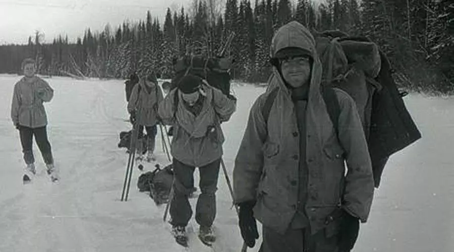 O le Faʻamaoni Soviet Tagata tafafao I leisi itu, Stepochkin's version e sili atu ona va. E leʻi maua i le suʻesuʻega le mea na alu i ai le oa ua gaoia - o le Khanty, e moni na mafai ona toe ave i tua, ae latou te leʻi maua ni faʻailoga o le aveina o mea i le kiona e lata i le faleʻie. Ma o sui uma o le kulupu a le Dyatlov sa lauiloa i latou latou inisitituti moni o ni tagata faʻamaoni: i lena taimi, maualuga amio lelei mataupu faʻavae sa masani ona lauiloa i totonu o tamaiti aʻoga.