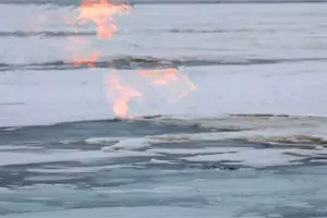 Se filmó el hielo ardiente de Baikal