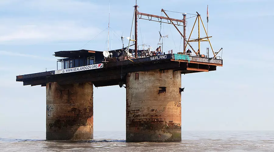 Taman Hiburan Sakeudeung deui, di 1966, tilas prajurit Paddy Roy Bates sareng Ronan O'Reilly milari platform anu ditinggalkeun pikeun nyiptakeun taman hiburan. Rencanana mitra diganggu ku pertengkaran: Bates najong Ronan tina platform sareng membela éta bari.