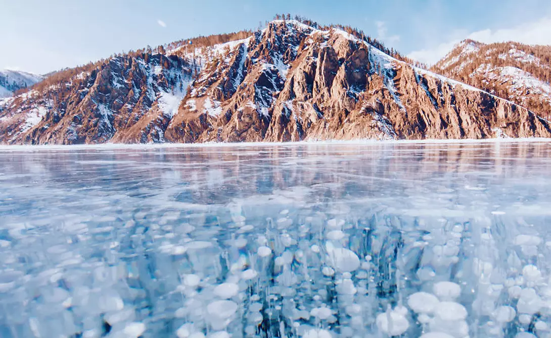 Conte de glace La profondeur du grand Baïkal atteint 1 642 mètres. En hiver, le lac gèle et l'épaisseur de la glace permet aux gens de voyager sans crainte sur sa surface gelée. Aujourd'hui, les gens du monde entier affluent vers le lac Baïkal, et certains plantent même leurs tentes directement sur la glace.