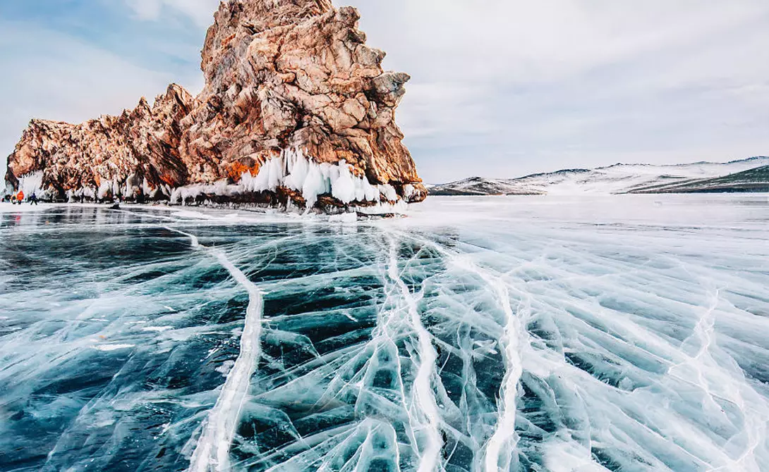 Les courageuses voyageurs Kristina Makeeva sont allées photographier cette région en compagnie d'amis proches, mais au final elle a passé tout son temps sur la glace du lac. À certains endroits, la glace s'est avérée glissante, comme un miroir, et de nombreux voyageurs s'y sont déplacés sur des patins, des traîneaux et même des vélos.