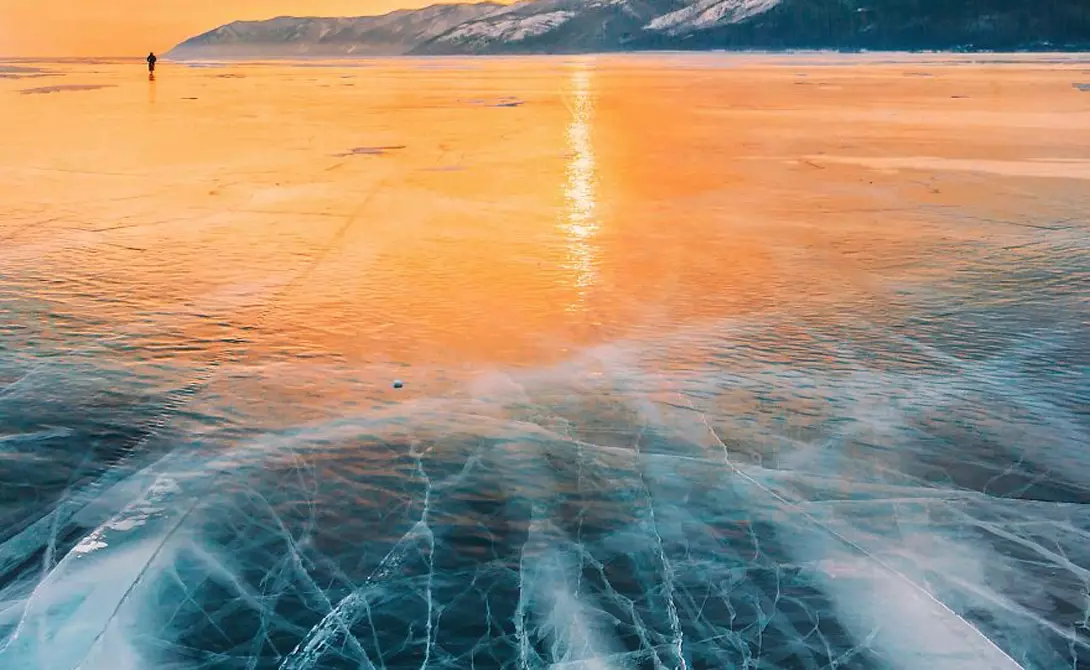 Nature providentielle La glace se fissure et éclate tout le temps lors de fortes gelées. La longueur des fentes peut atteindre 10 à 30 km et la largeur peut dépasser plusieurs mètres. Grâce à ces fissures, les poissons du lac ne meurent pas par manque d'oxygène.