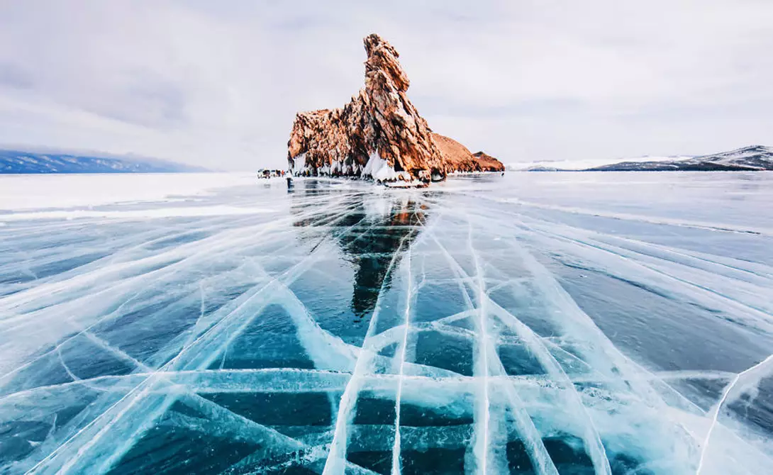 Bota e pafund Në përgjithësi, Baikal i ngrirë kthehet në një përrallë të vërtetë. Udhëtimi këtu mund të jetë aventura më e mirë e jetës tuaj - dhe ju ende mund të shijoni një shëtitje në pasqyrën e akullt të pafund para fundit të këtij dimri.