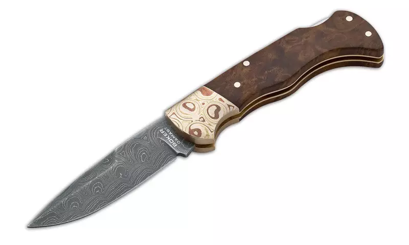 Boker Mokume Damascus Lwm 8cm Damascus steel folding riam yog qhov xav tsis thoob thaum koj xav tias muaj kwv yees li 150 txheej hlau uas tau muab zais rau ntawm ntug kev txiav. Nws yuav tsis yooj yim rau hack koj txoj hauv kev hla hav zoov nrog Boker Mokume Damascus, tab sis kev hlais cov pob zeb ci ci lossis cov cheese zoo yog qhov yog.